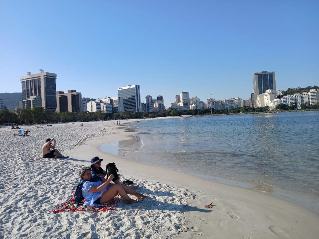 Praia de Botafogo dá um mergulho na recuperação das suas águas